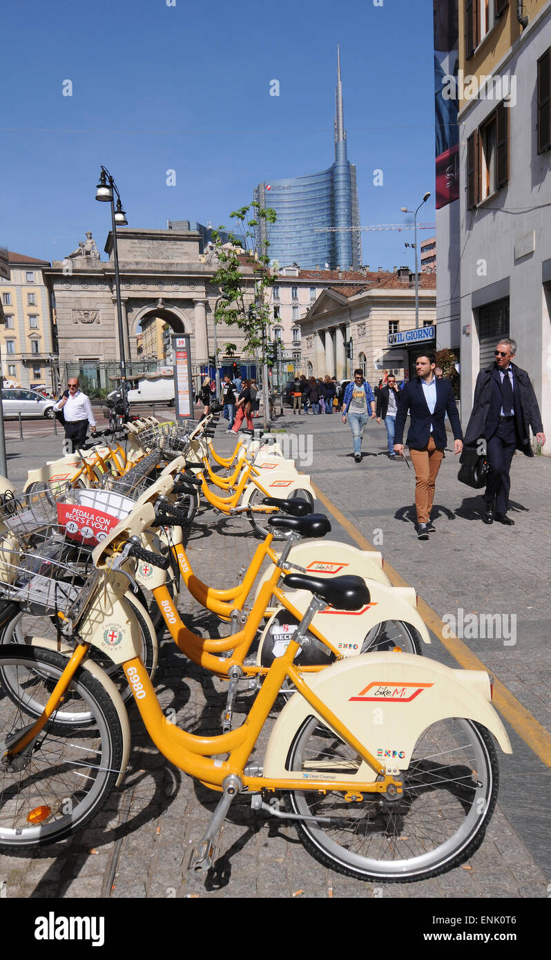 Italy, Lombardy, Milan: Atm bike sharing Stock Photo - Alamy