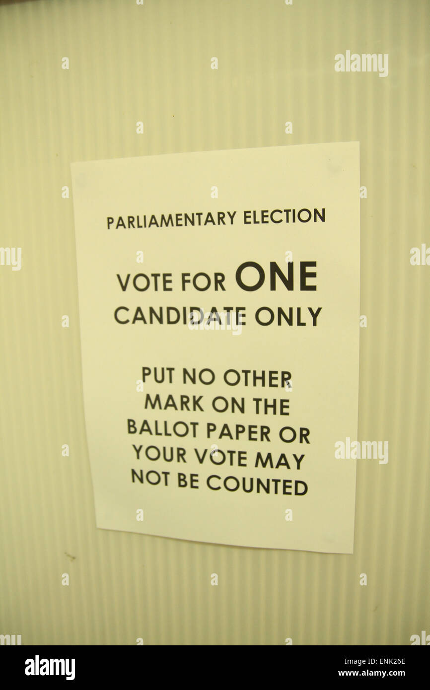 London, UK. 7 May 2015. Note at a voting booth at Sandringham School ...