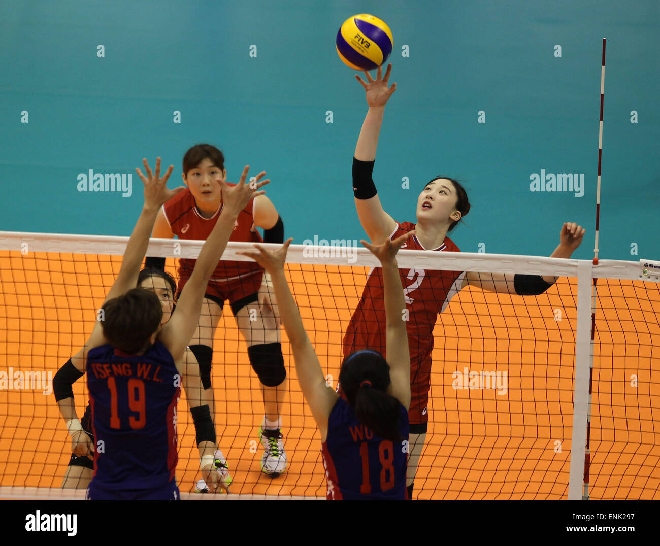 Pasig City. 7th May, 2015. Go Yerim (Top R) of South Korea spikes the ...