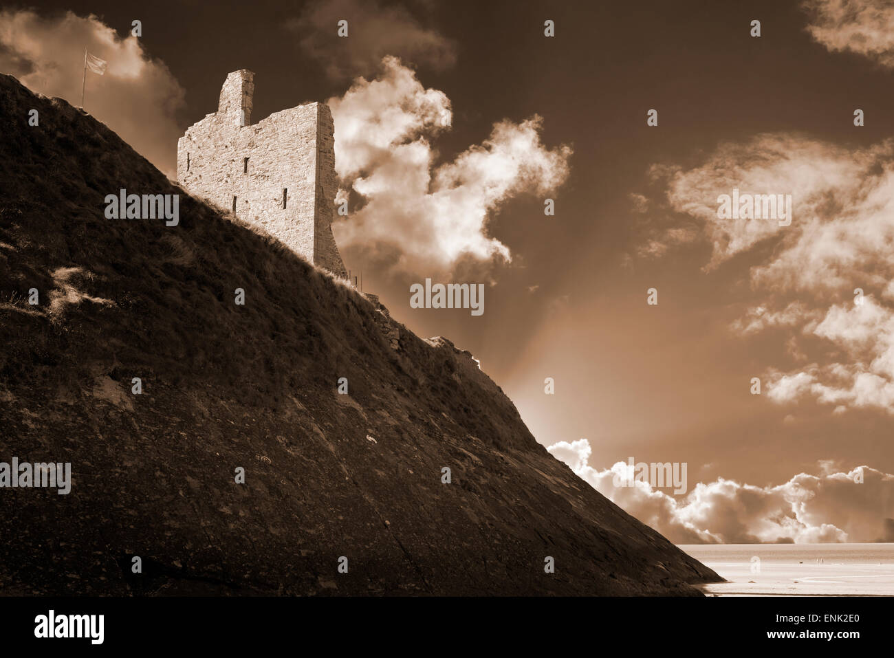 Irish castle on edge of cliff hi-res stock photography and images - Alamy
