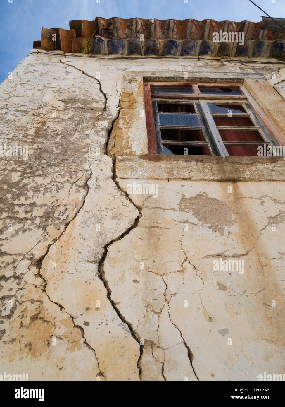 Wall cracks on an old house Stock Photo - Alamy