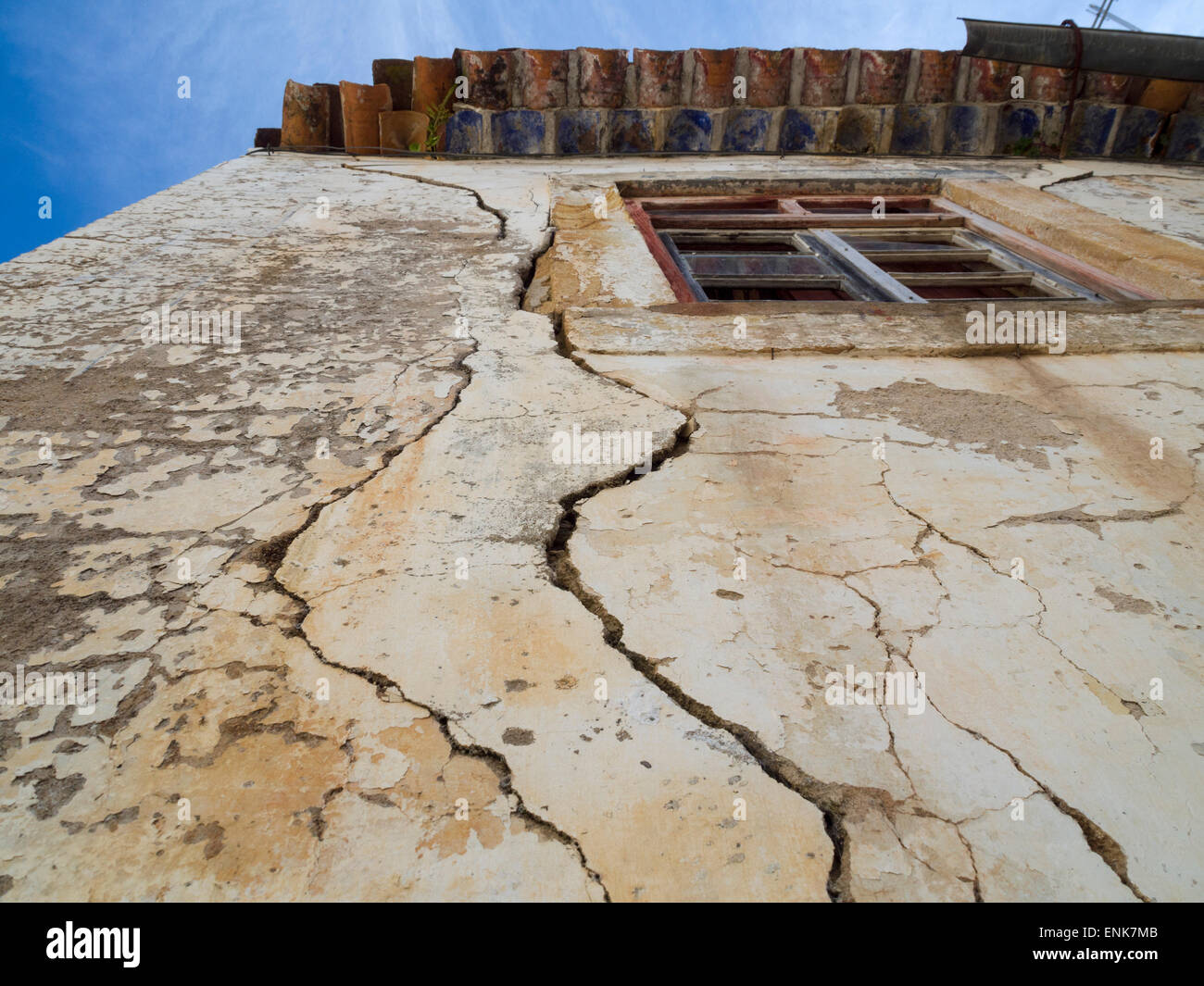 Crack wall house hi-res stock photography and images - Alamy