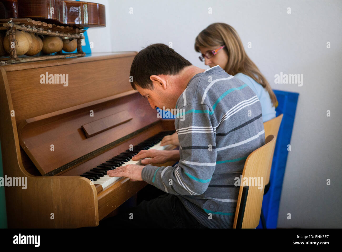 Music therapy elderly hi-res stock photography and images - Alamy
