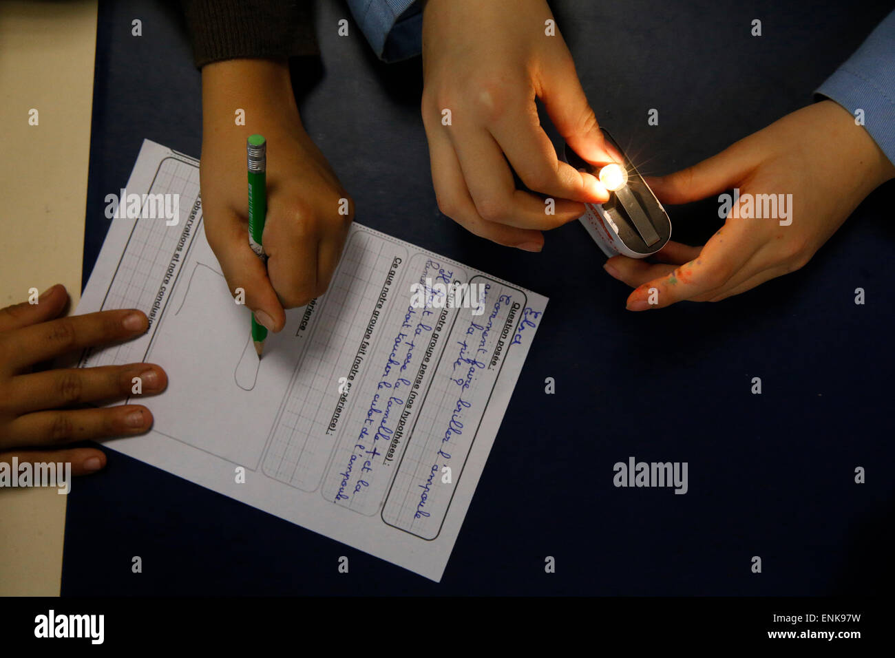 Student primary science hi-res stock photography and images - Alamy