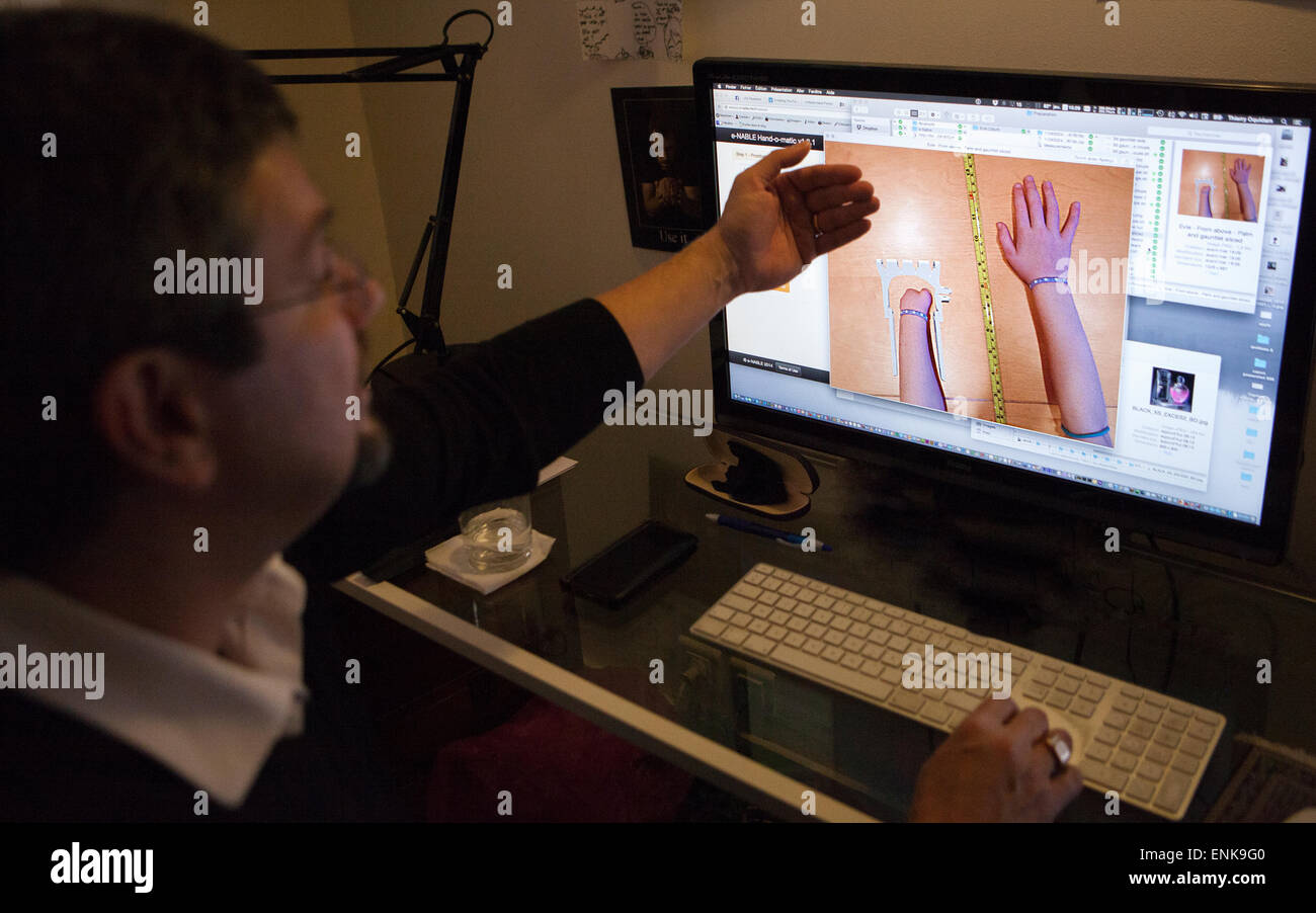 Man screen printing hi-res stock photography and images - Alamy