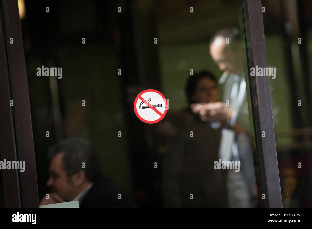 Smoking area signage hi-res stock photography and images - Alamy