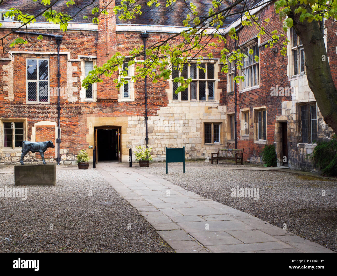 Gravel courtyard hi-res stock photography and images - Alamy