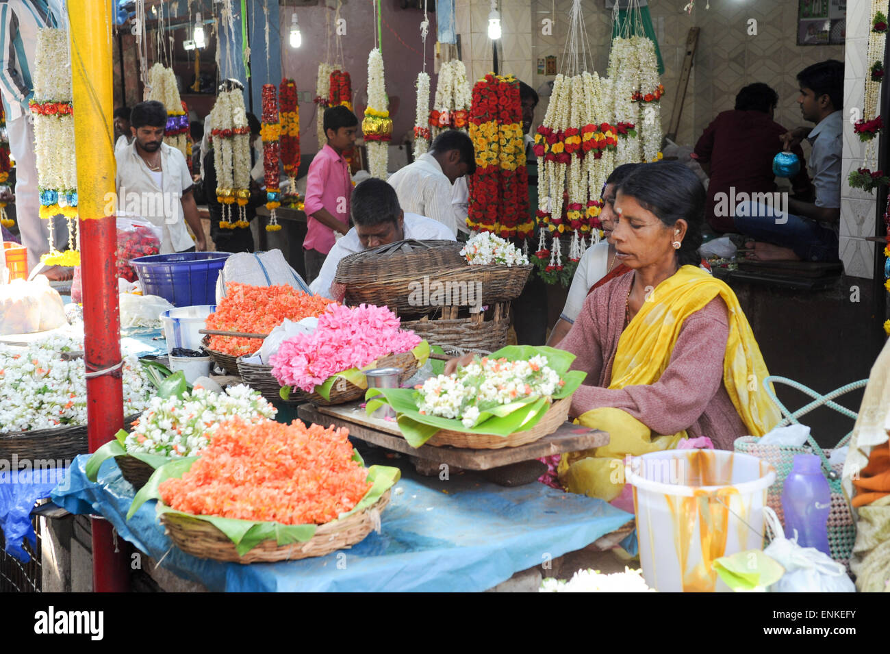 Selling flowers in india hi-res stock photography and images - Alamy
