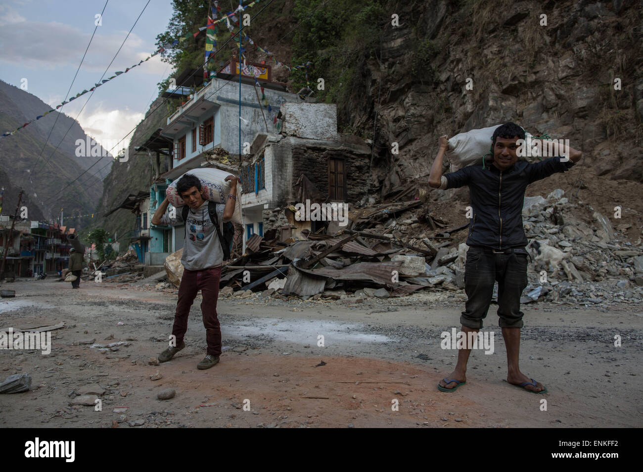 Kobani, Kobani, Nepal. 5th May, 2015. Men are carrying their last rice ...