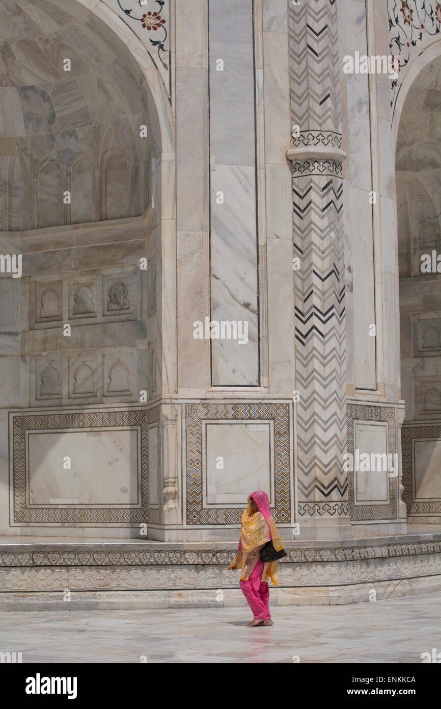 India, Agra, Taj Mahal. Famous landmark memorial to Queen Mumtaz Mahal ...