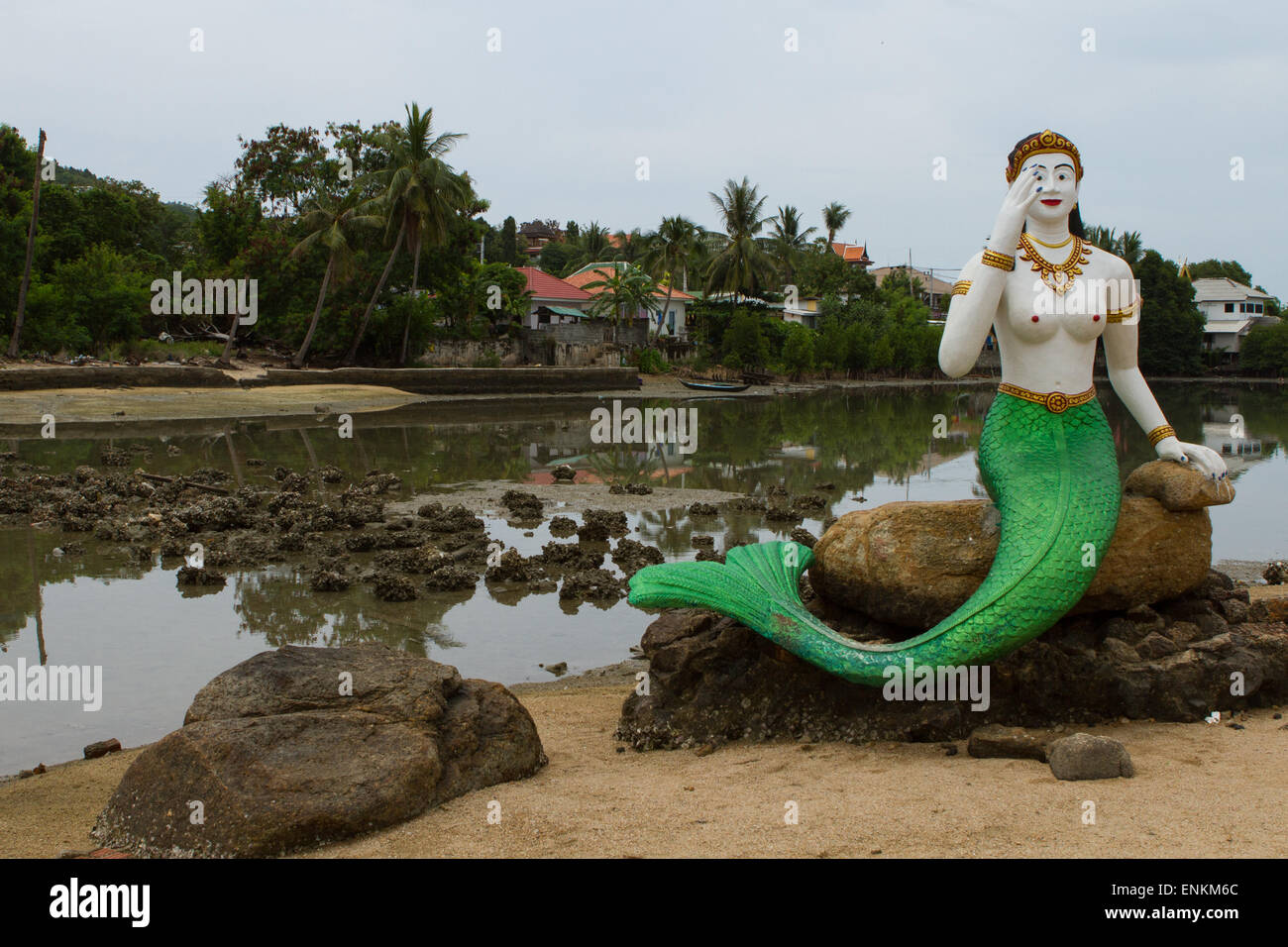 Golden mermaid statues hi-res stock photography and images - Alamy