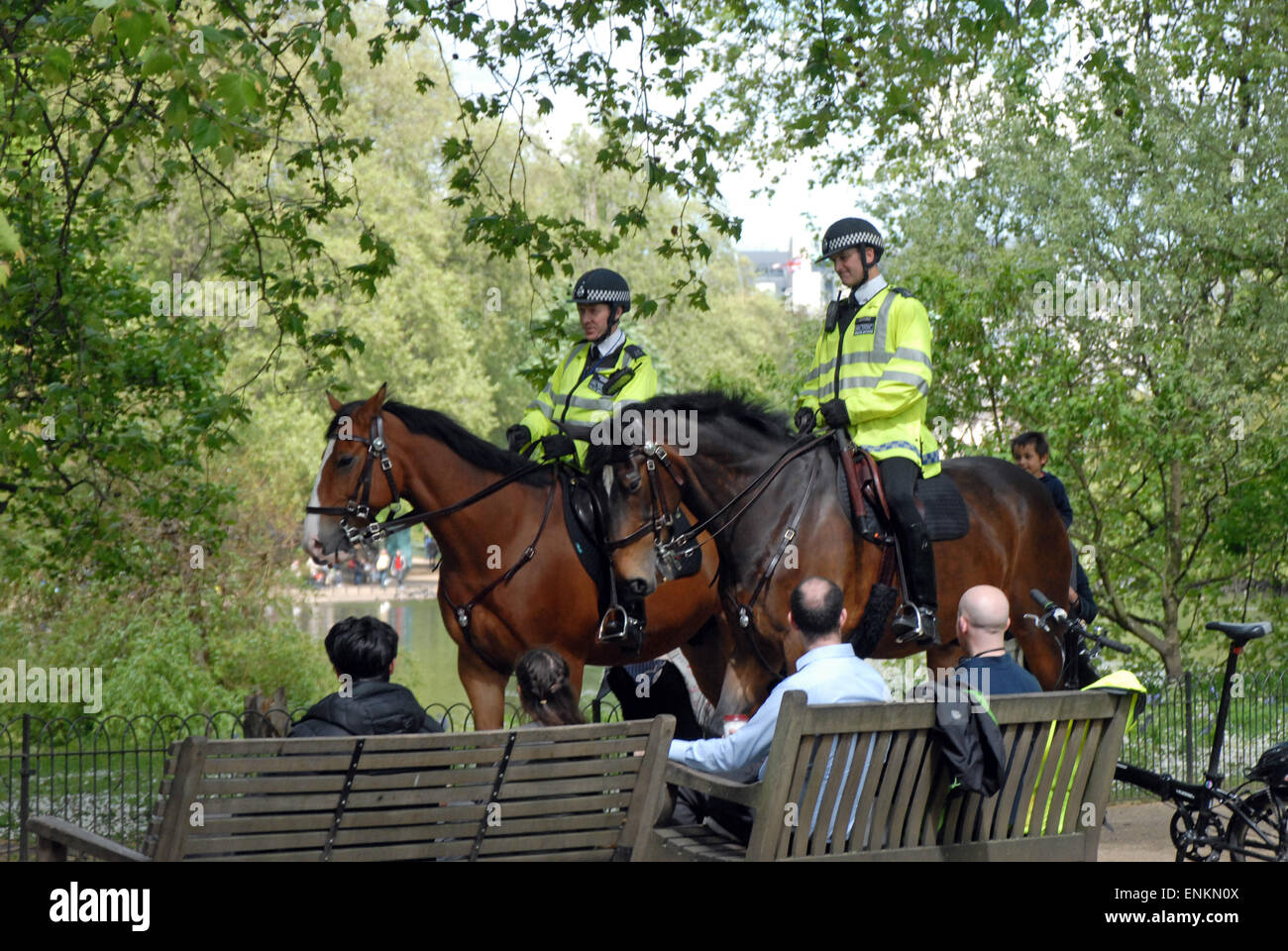 London, UK, 7 May 2015, mounted police patrol park. Credit: JOHNNY ...