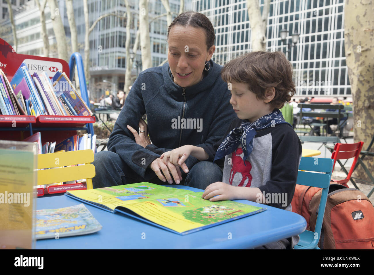 Children sharing books library hi-res stock photography and images - Alamy