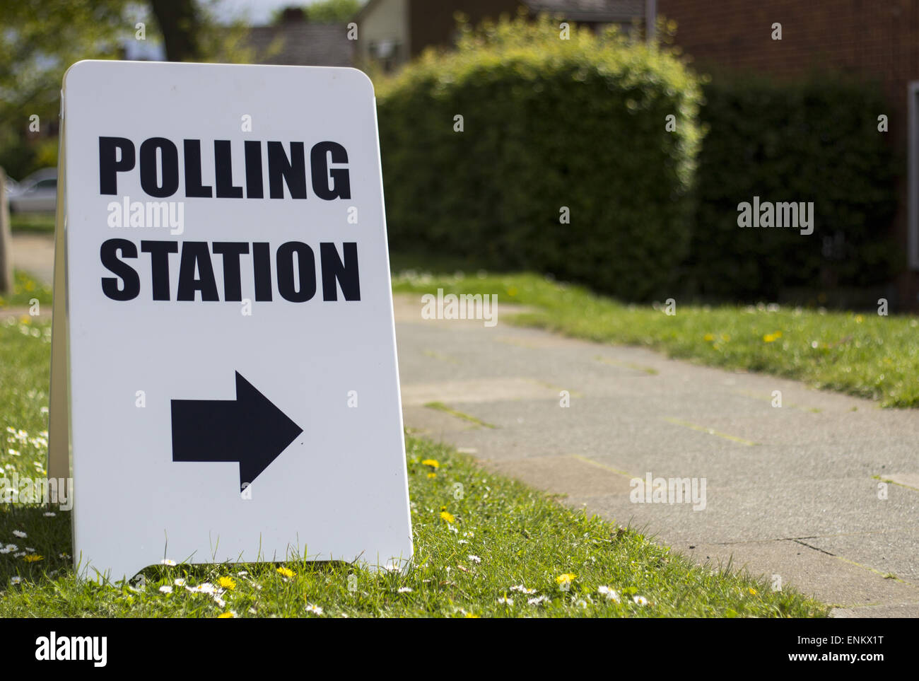 A polling station sign and grass, beside a pathway Stock Photo - Alamy