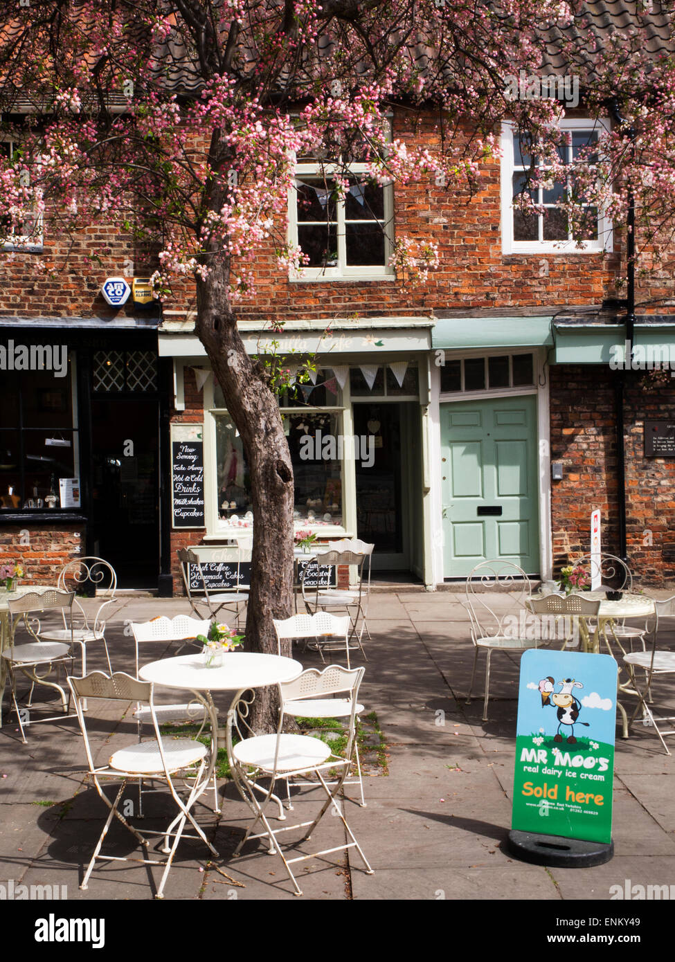 Cafe outside tables hi-res stock photography and images - Alamy