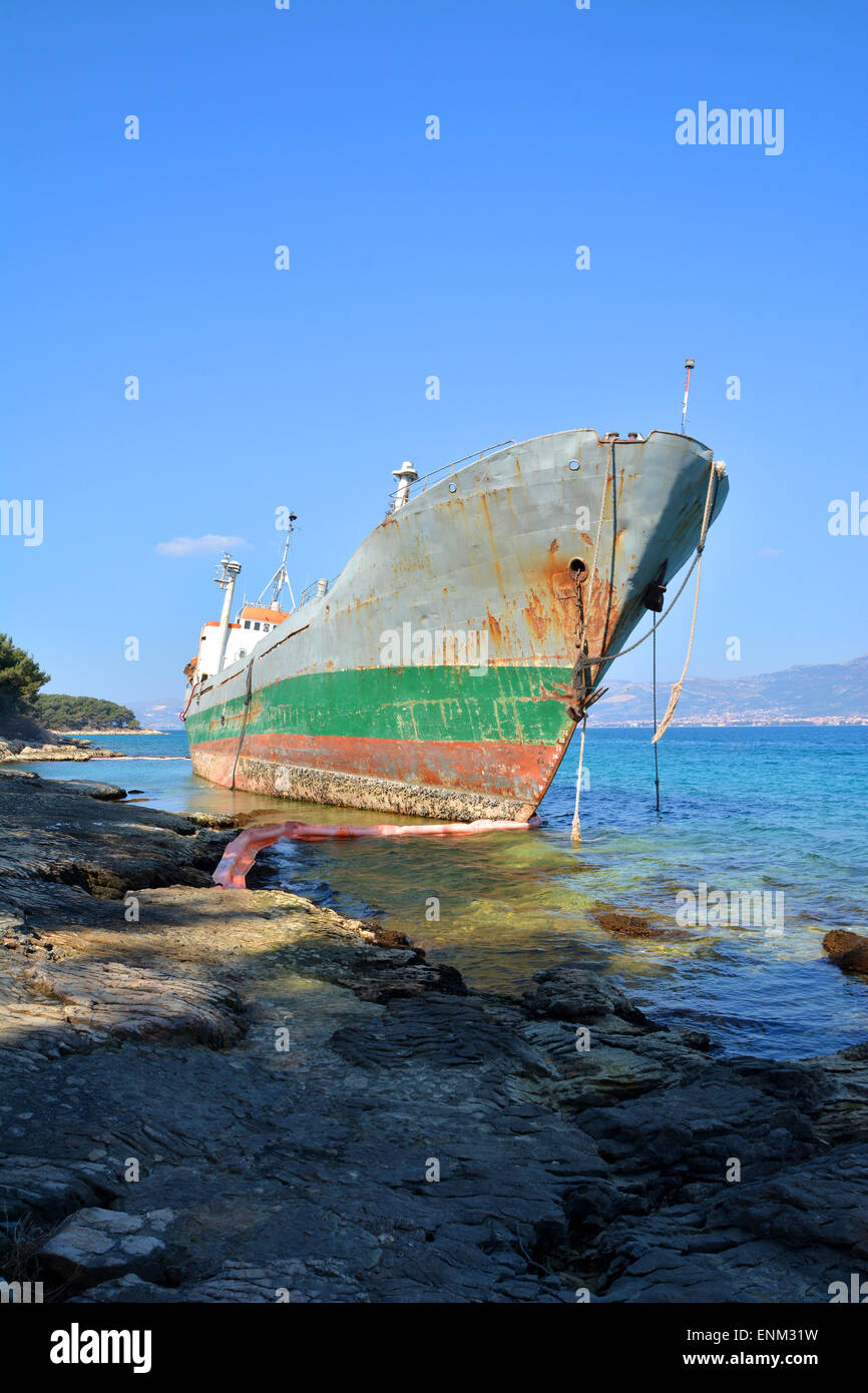Stranded boat hi-res stock photography and images - Alamy