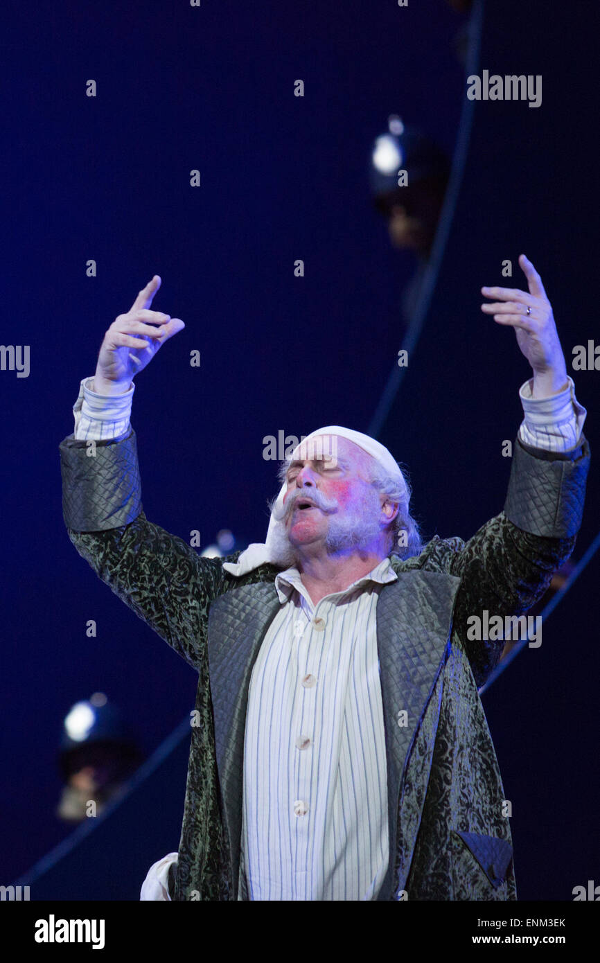 London, UK. 7 May 2015. Andrew Shore as Major-General Stanley. Dress ...