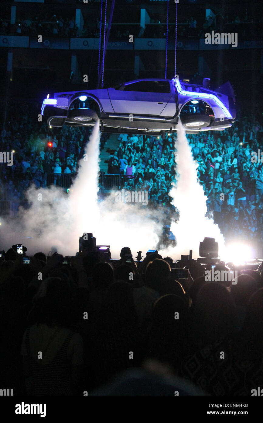 O2 arena crowd hi-res stock photography and images - Alamy