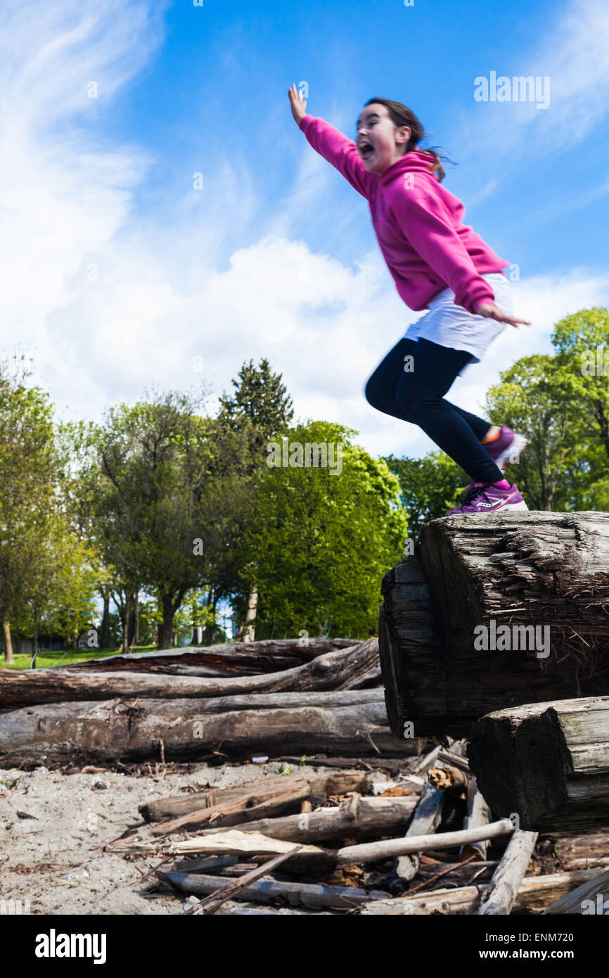 Logs washed up on a beach hi-res stock photography and images - Alamy
