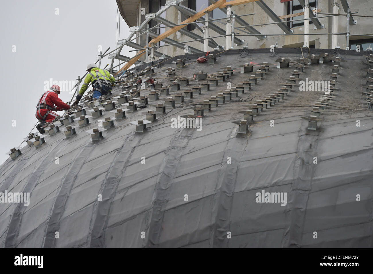Worker roof safety protection hi-res stock photography and images - Alamy