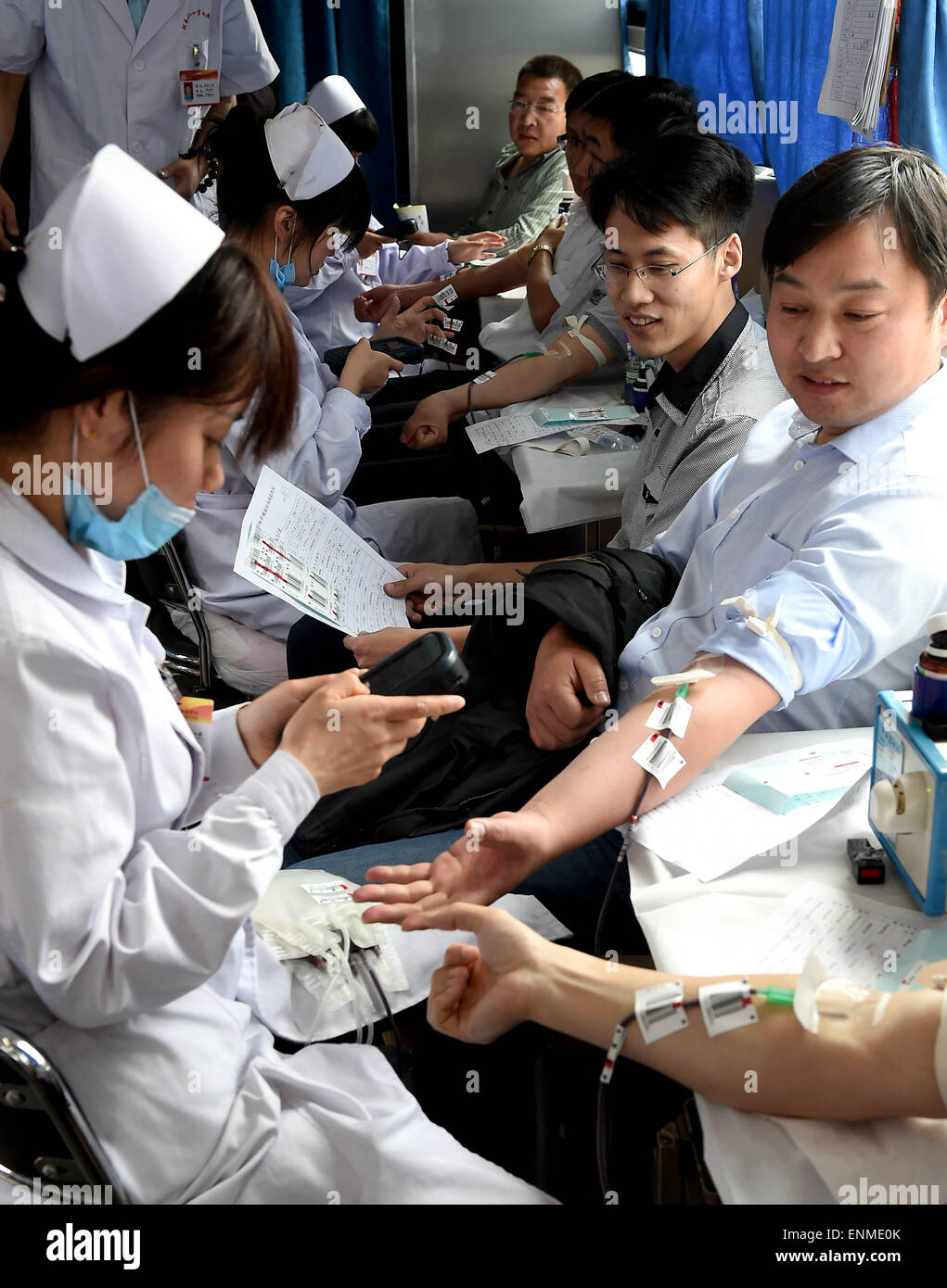 (150508) -- ZHENGZHOU, May 8, 2015 (Xinhua) -- Volunteers donate blood ...