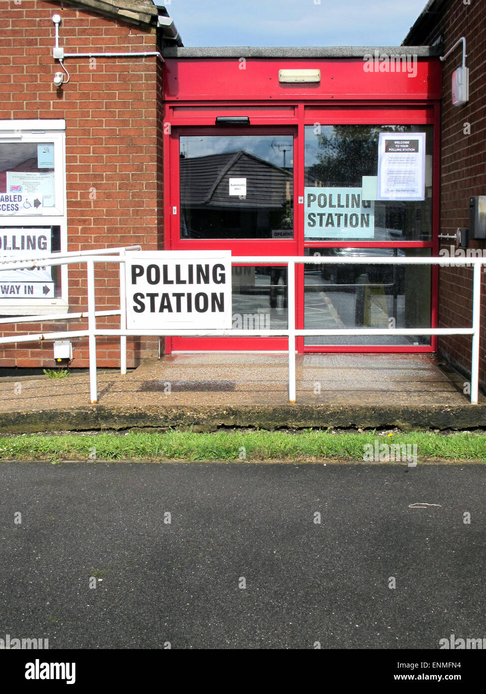 Voting center signs hi-res stock photography and images - Alamy
