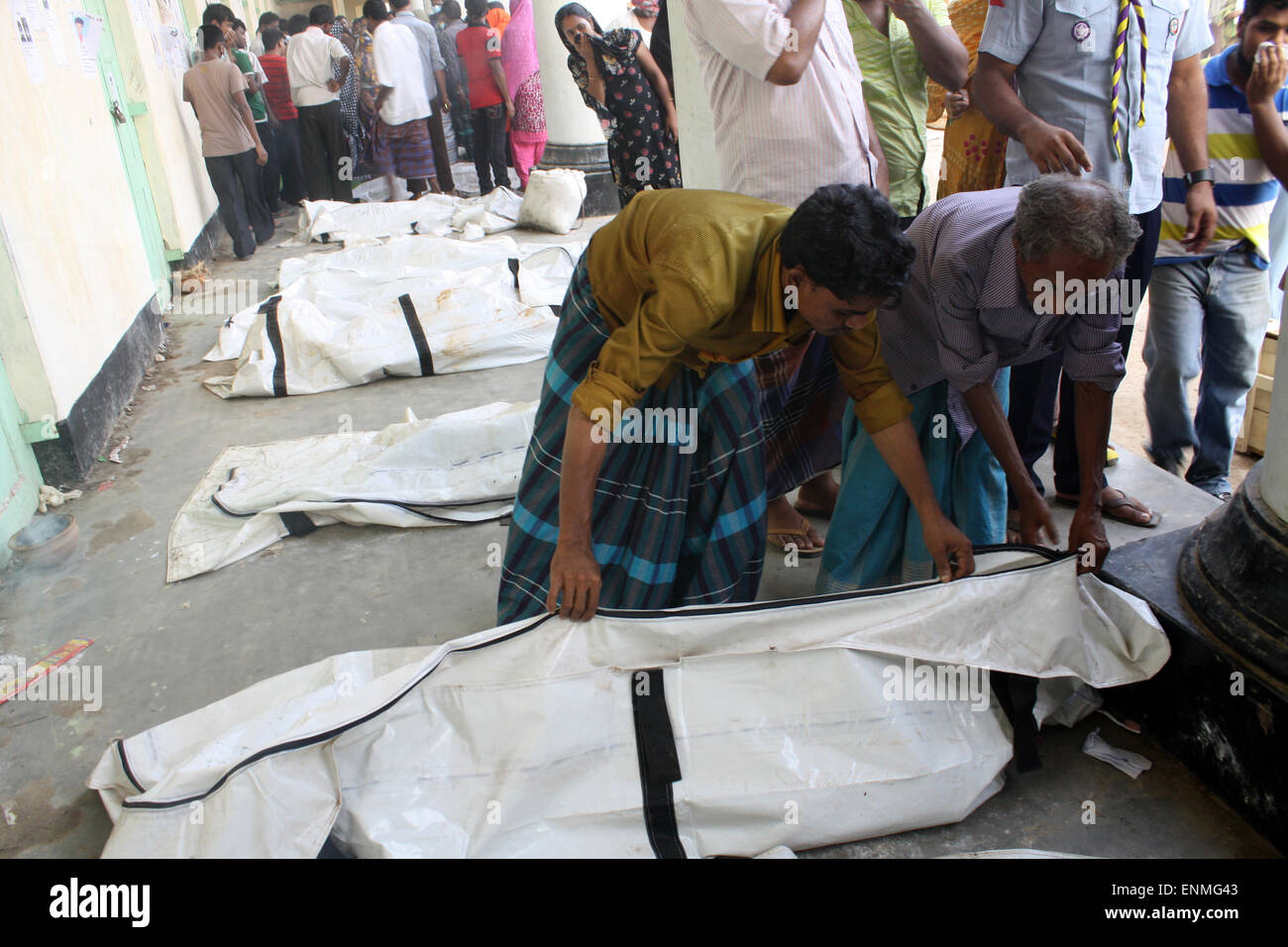 People identifying dead bodies hi-res stock photography and images - Alamy