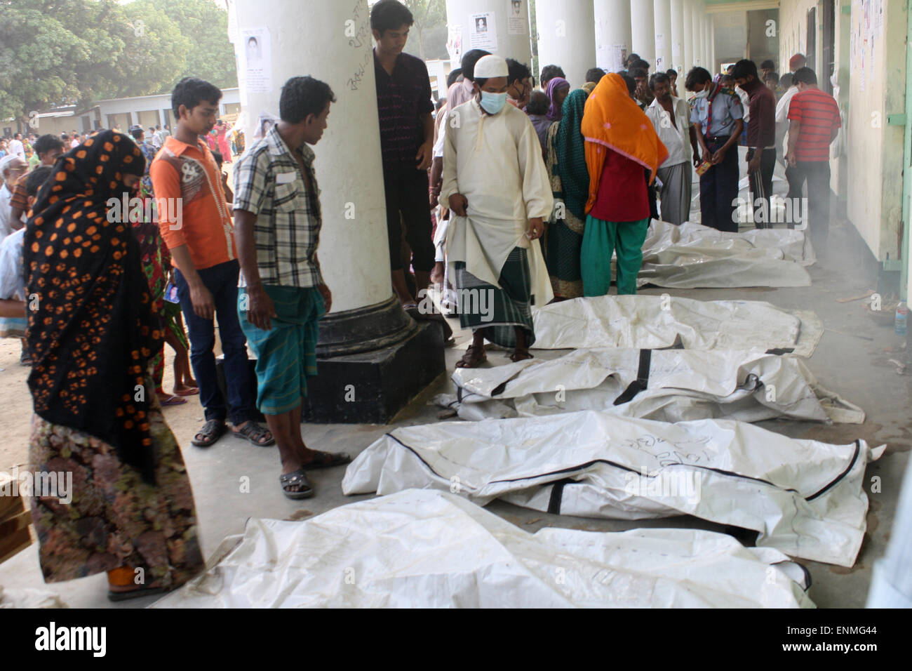 People identifying dead bodies hi-res stock photography and images - Alamy