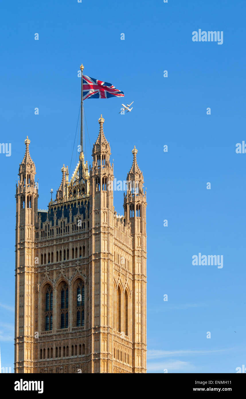 Tower of london british flag hi-res stock photography and images - Alamy