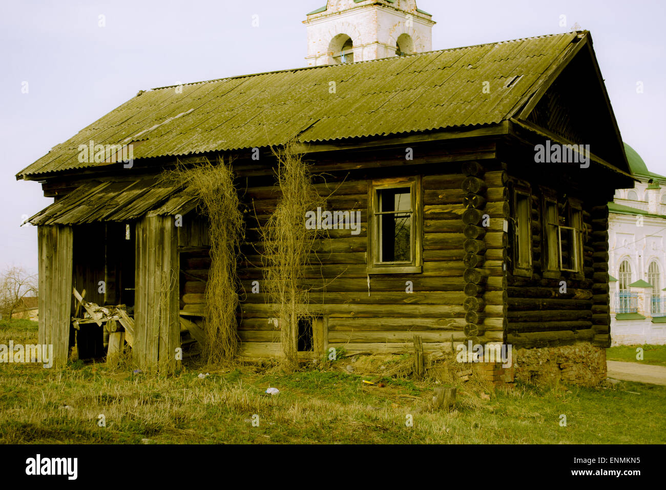 Ancient barn wood surrounded fence hi-res stock photography and images ...