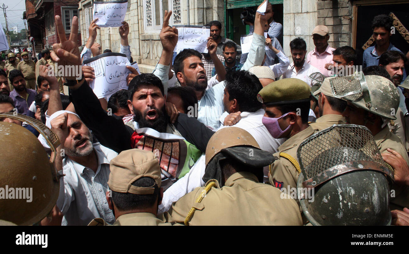 Srinagar, Indian Administered Kashmir. 8th May, 2015. Indian police men ...