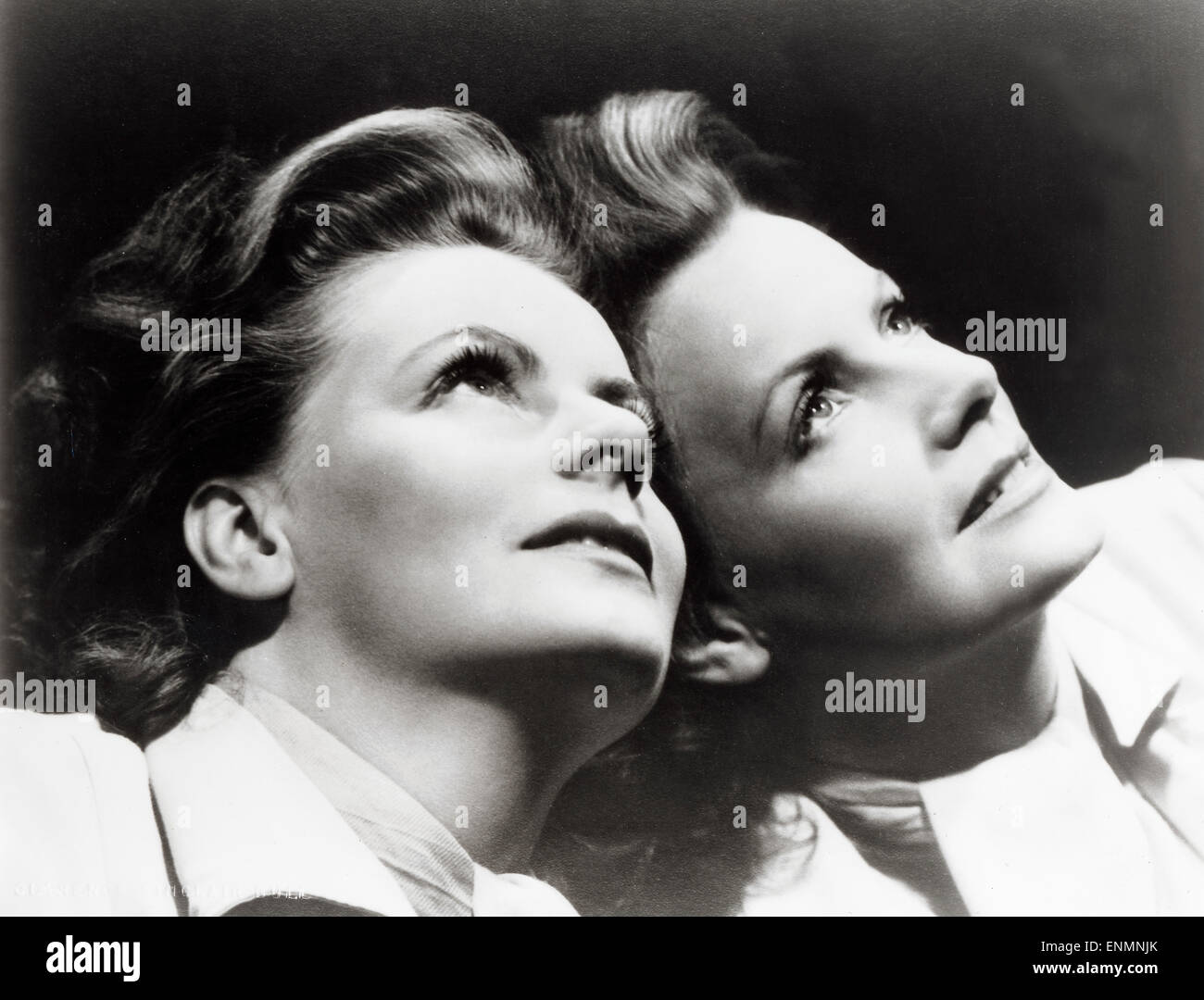 Die schwedische Filmschauspielerin Gerta Garbo (1905 - 1990) mit ihrem ...