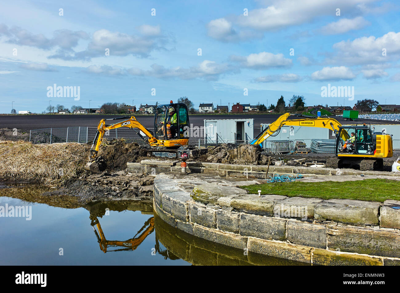 Repaired canal lock hi-res stock photography and images - Alamy
