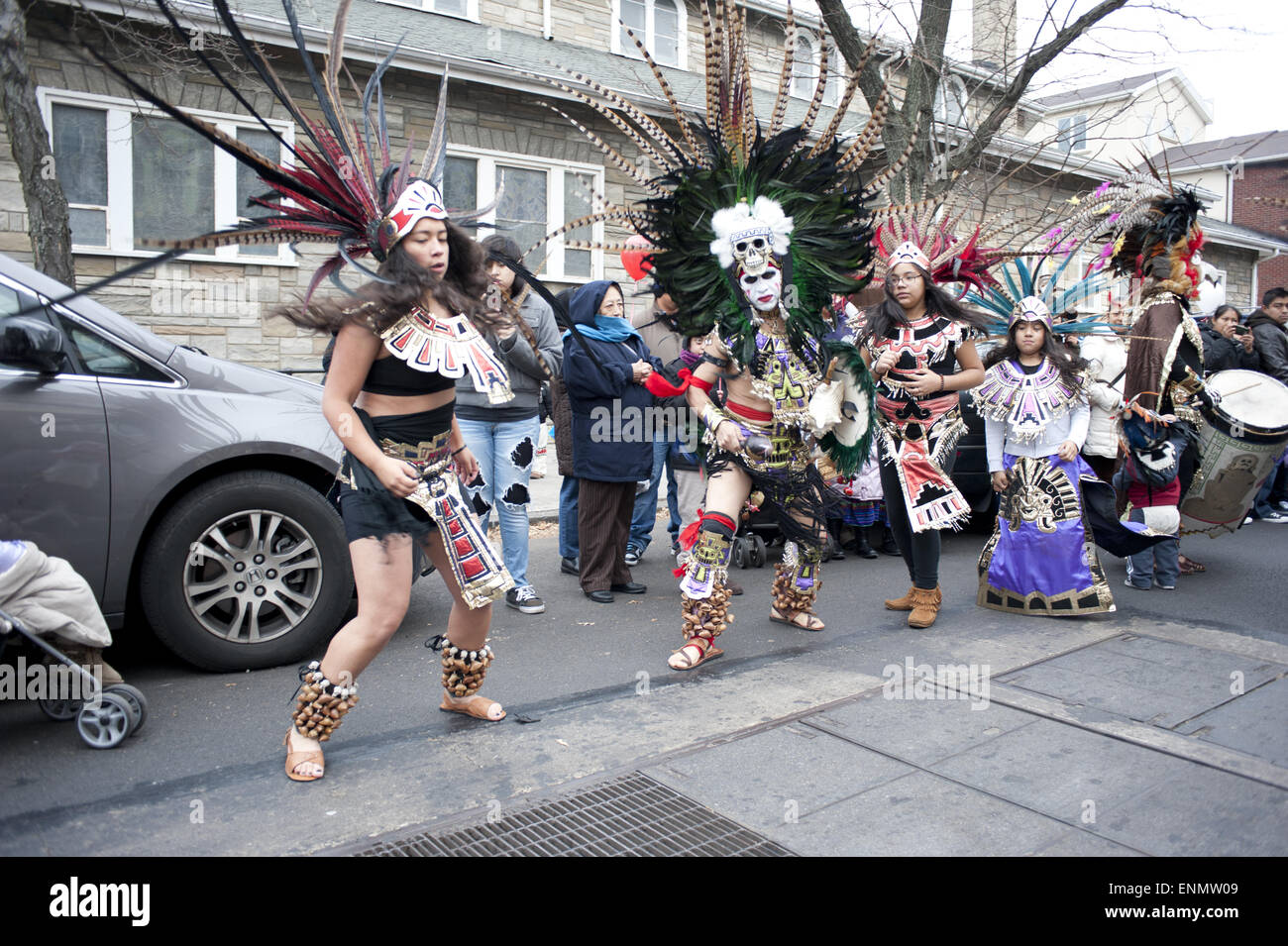 Dancers in aztec costumes hi-res stock photography and images - Alamy