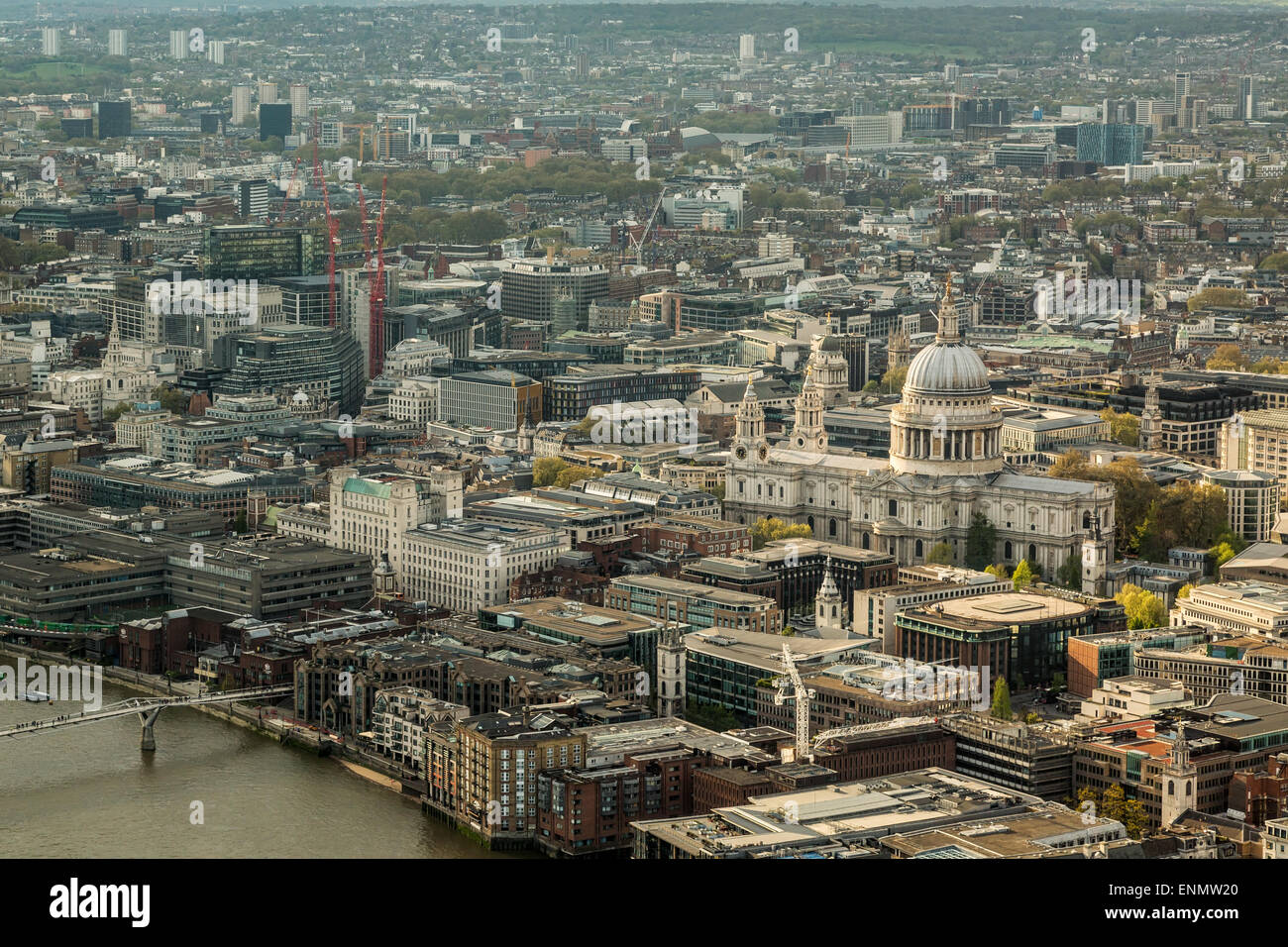 Overhead view of St Paul's cathedral and the skyline of London in ...