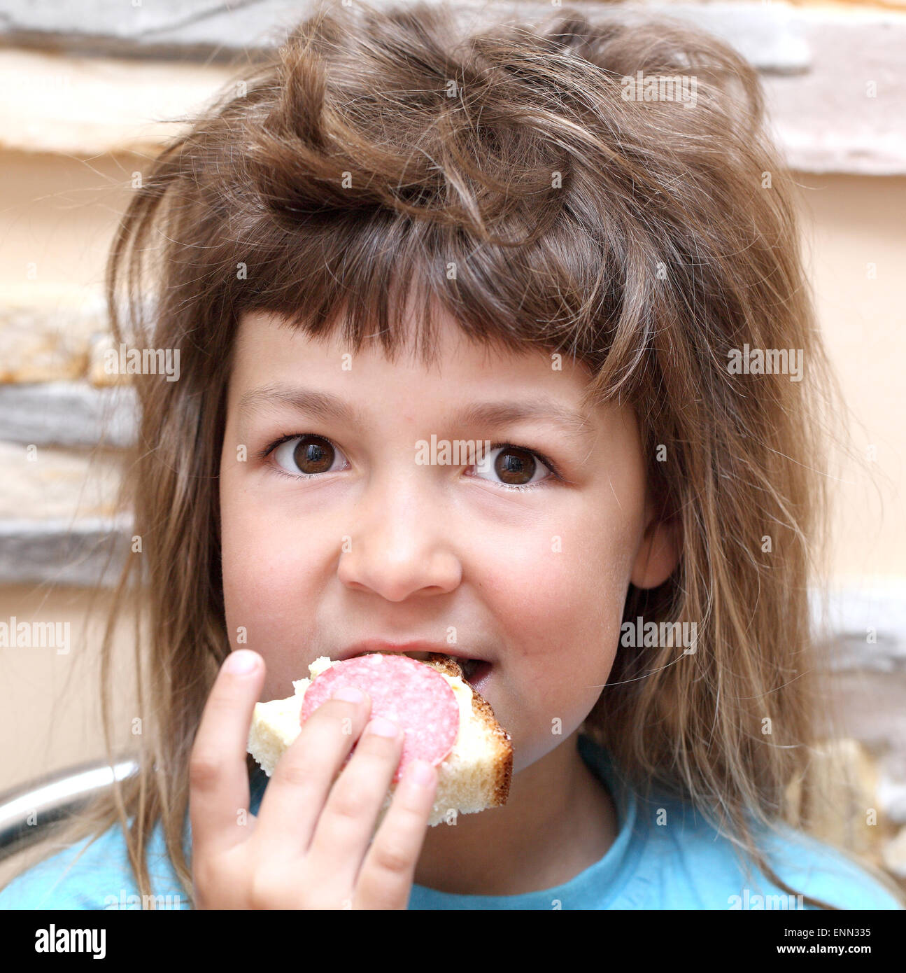 Child eating a sandwich Stock Photo - Alamy