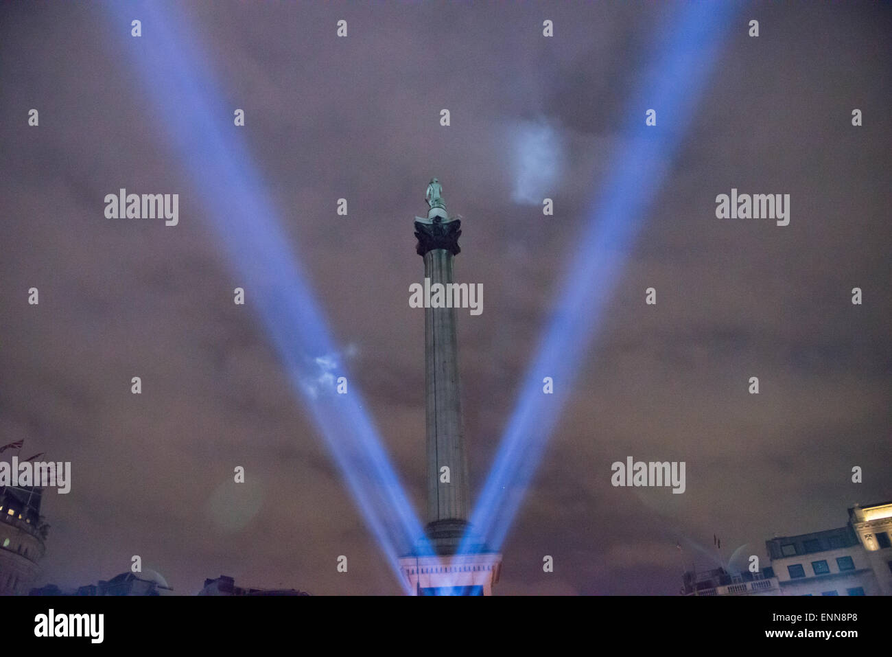 Trafalgar Square, London, UK. 8th May 2015. Beams of light form V signs ...