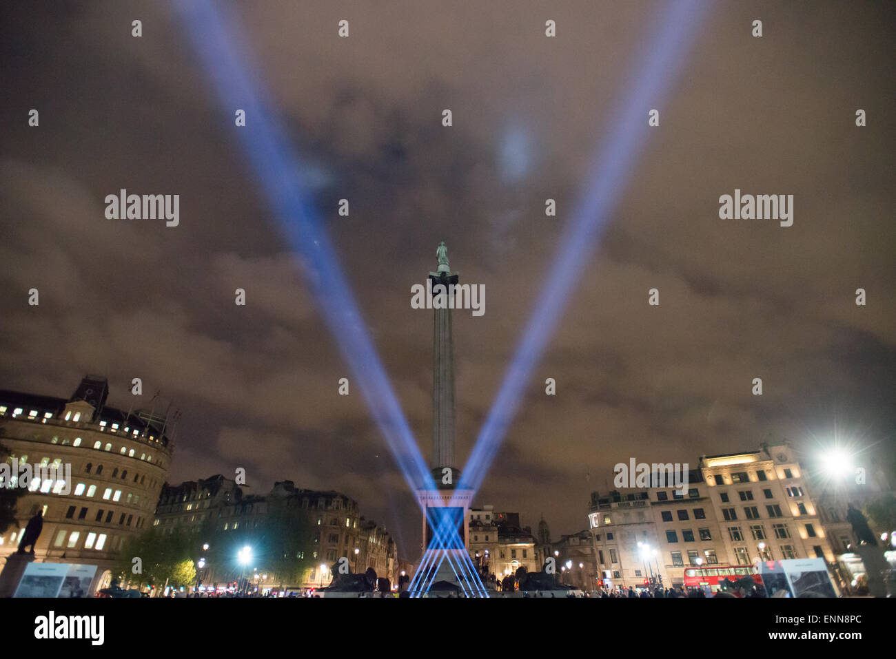 Trafalgar Square, London, UK. 8th May 2015. Beams of light form V signs ...