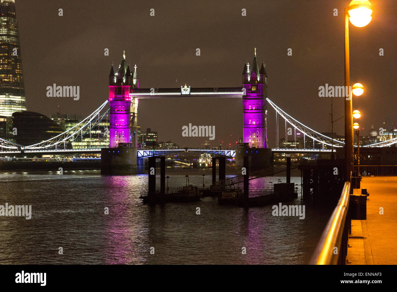 Tower Bridge illuminated in pink to celebrate the birth of Princess ...