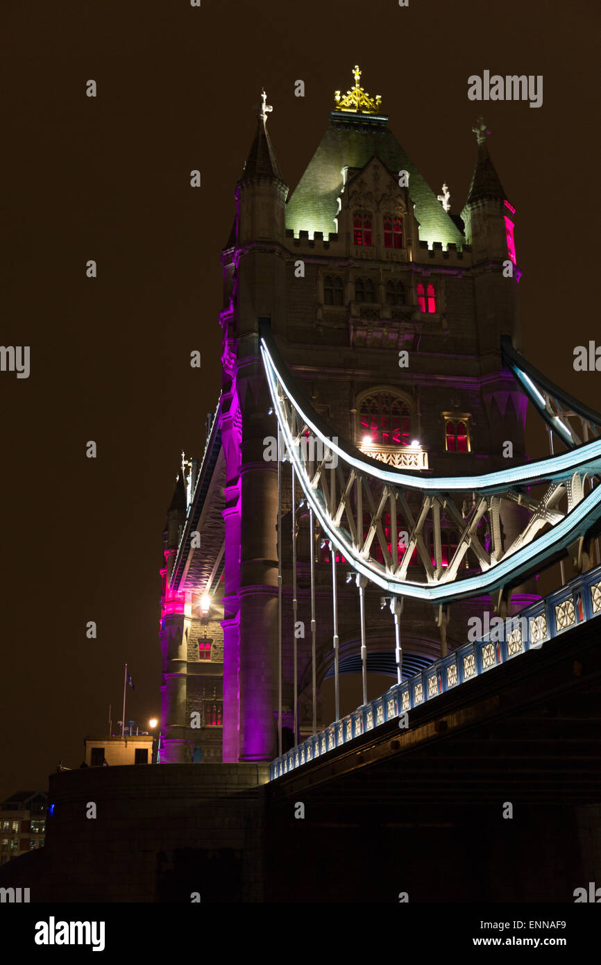 Tower Bridge illuminated in pink to celebrate the birth of Princess ...
