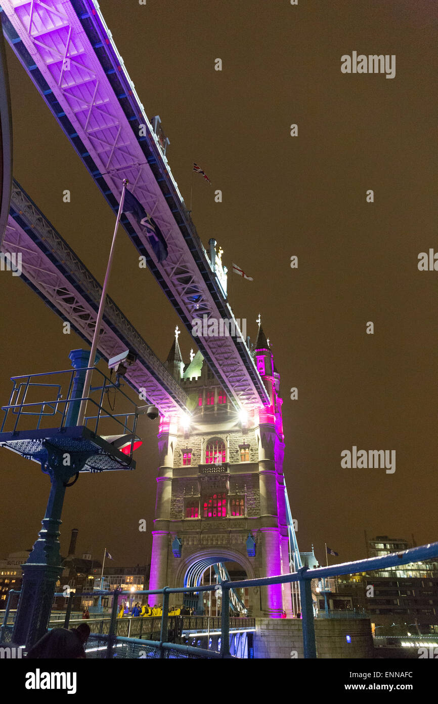 Tower Bridge illuminated in pink to celebrate the birth of Princess ...