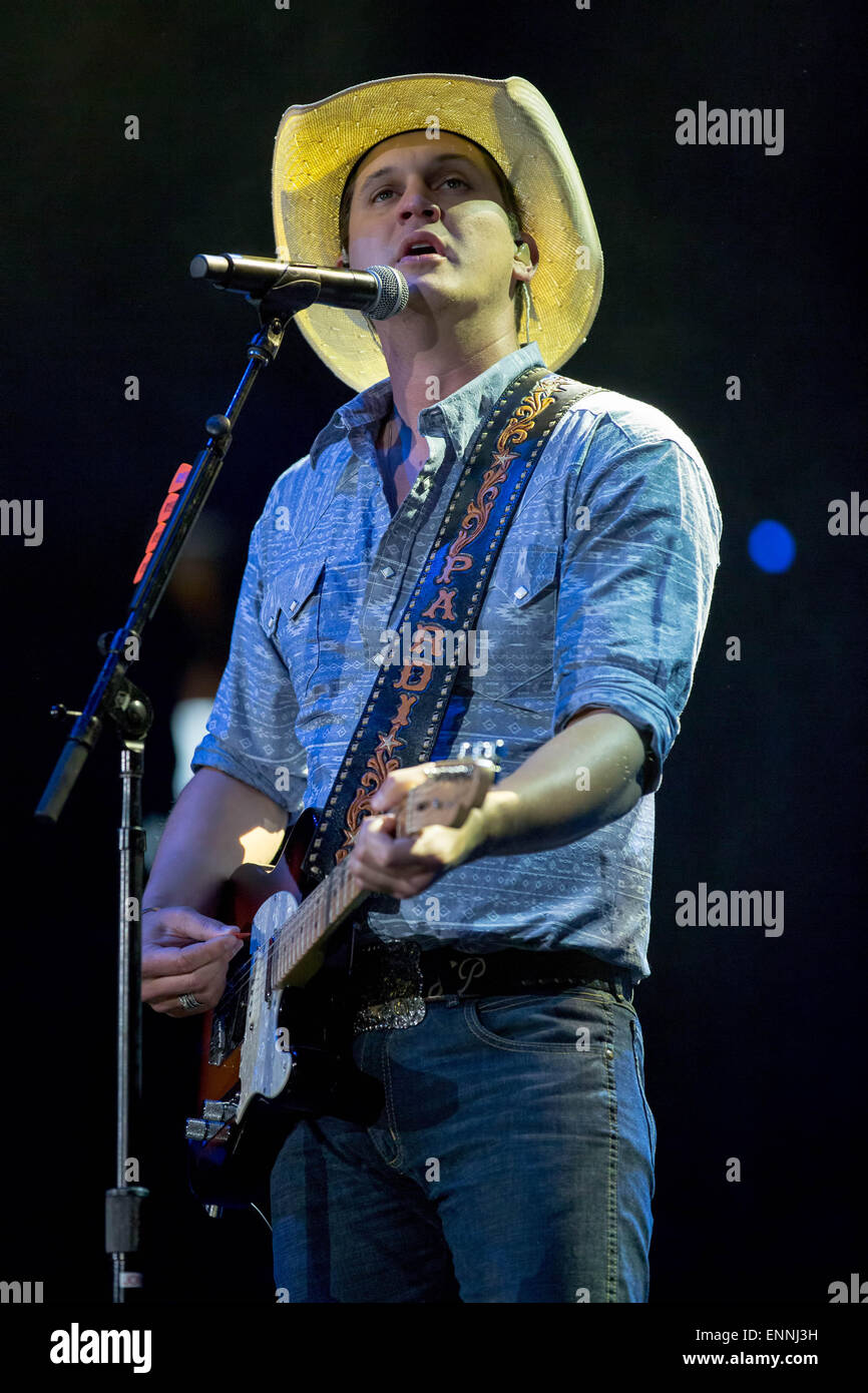 Green Bay, Wisconsin, USA. 8th May, 2015. Country musician JON PARDI ...