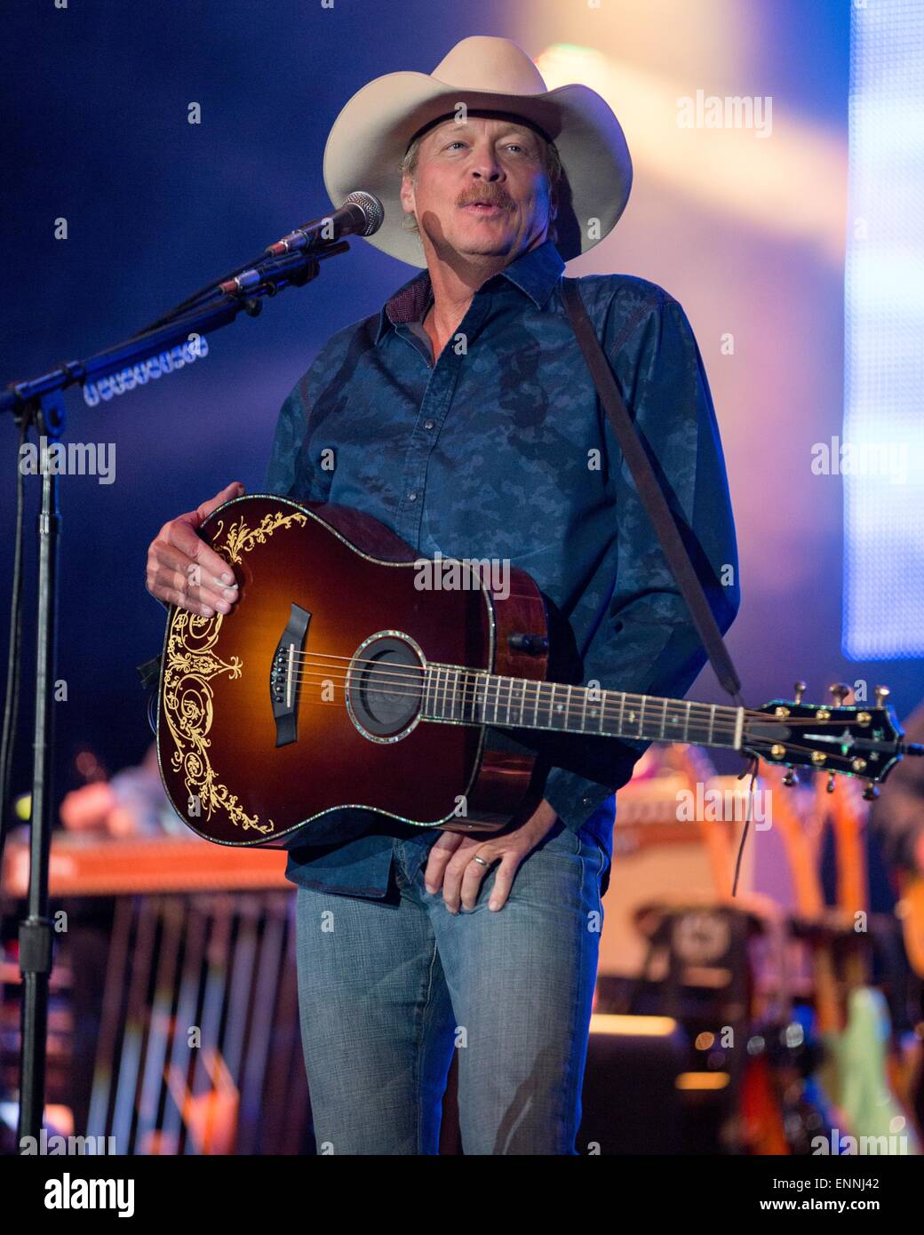Green Bay, Wisconsin, USA. 8th May, 2015. Country musician ALAN JACKSON ...