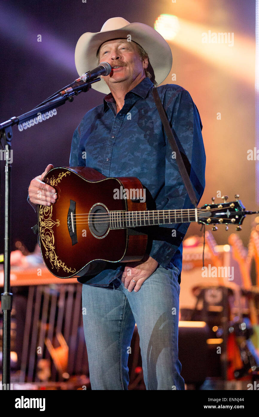 Green Bay, Wisconsin, USA. 8th May, 2015. Country musician ALAN JACKSON ...