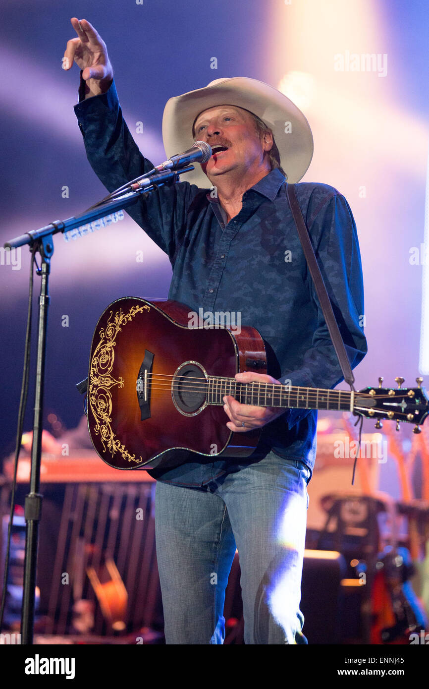 Green Bay, Wisconsin, USA. 8th May, 2015. Country musician ALAN JACKSON ...
