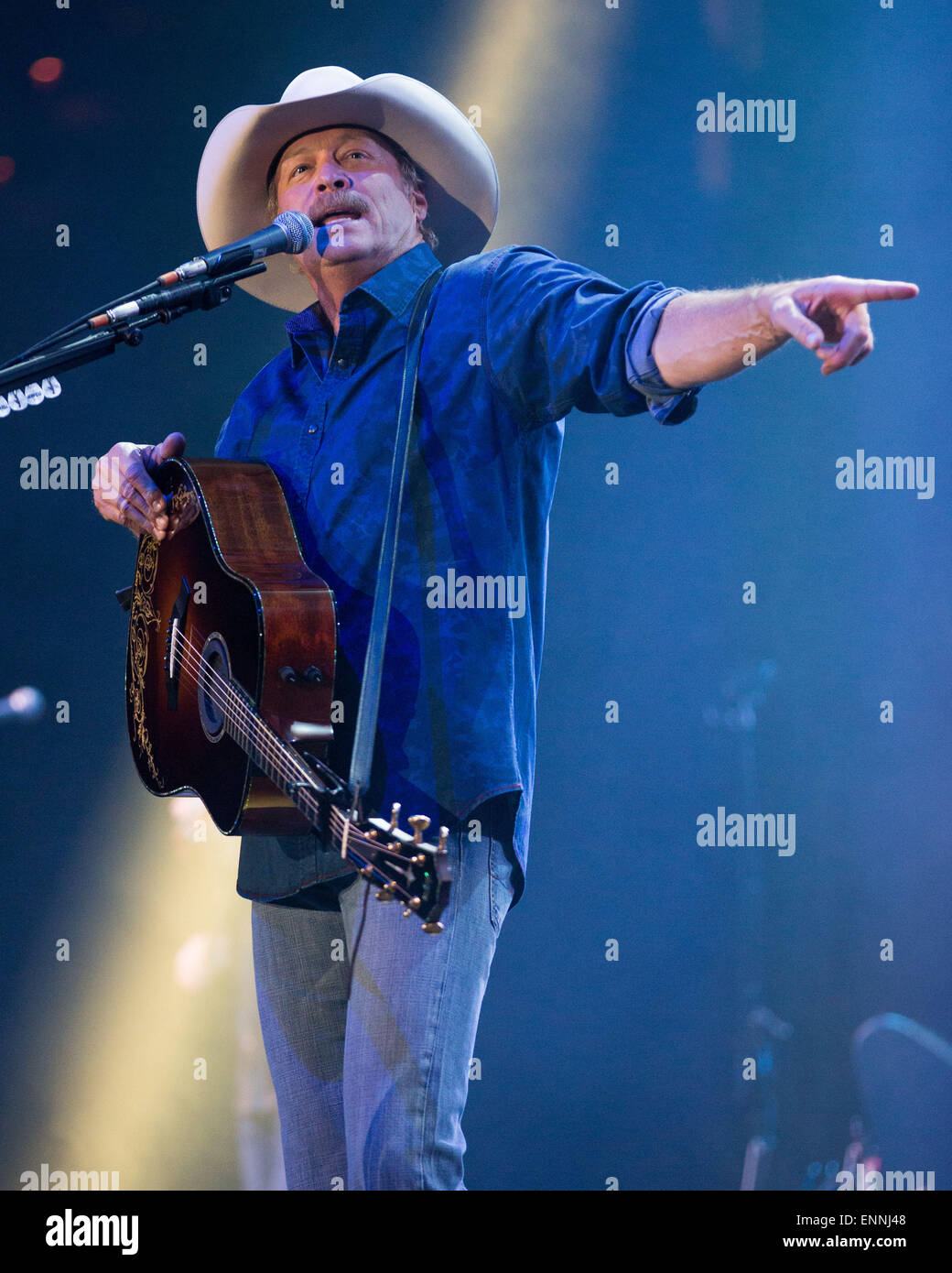 Green Bay, Wisconsin, USA. 8th May, 2015. Country musician ALAN JACKSON ...