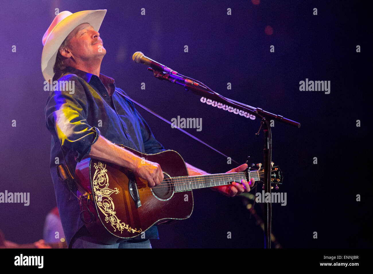 Green Bay, Wisconsin, USA. 8th May, 2015. Country musician ALAN JACKSON ...