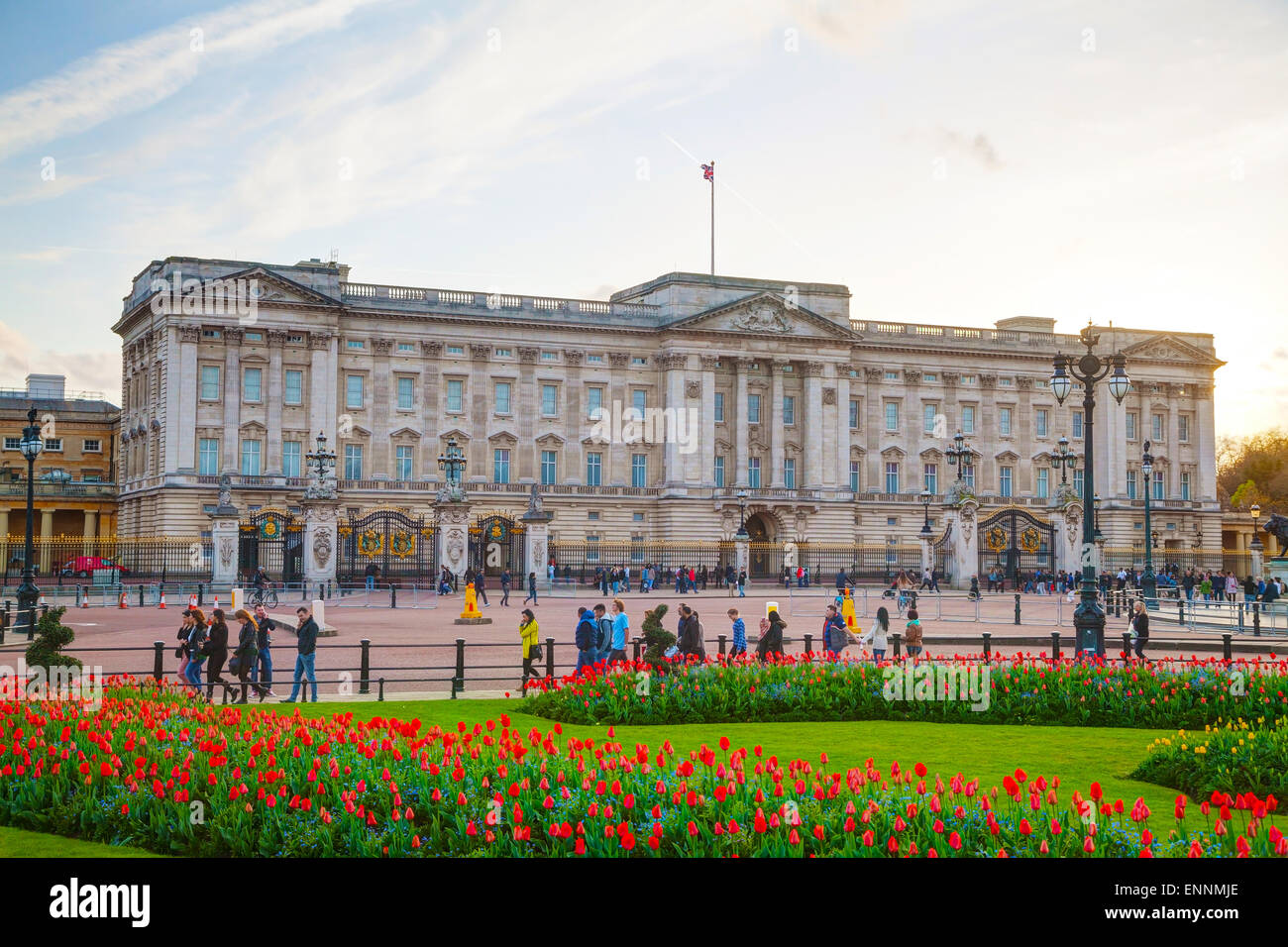 Buckingham palace exterior sunset hi-res stock photography and images ...