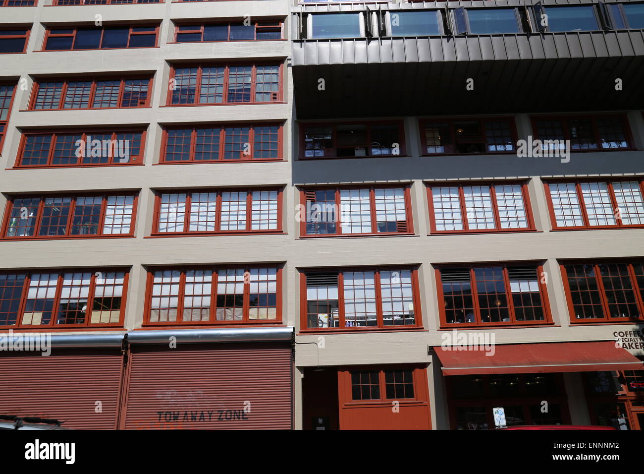 Windows on a building hi-res stock photography and images - Alamy