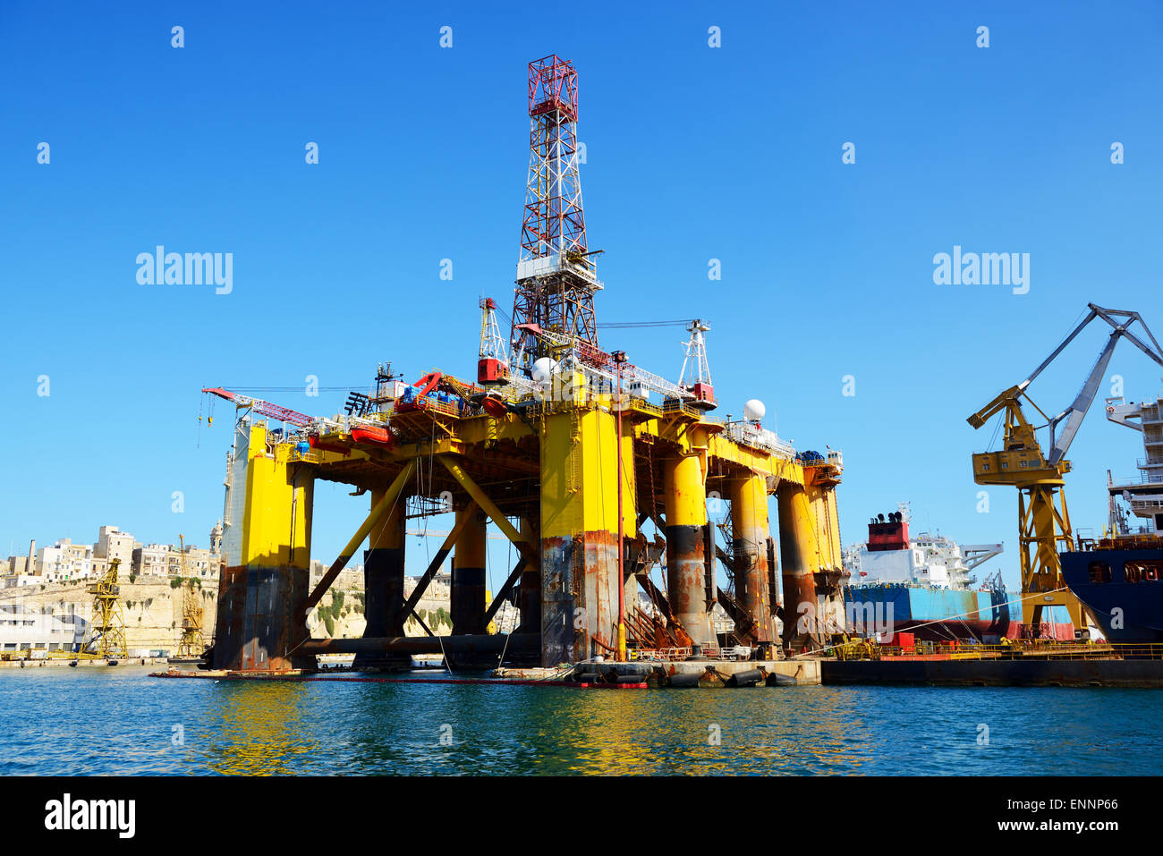 Oil platform hi-res stock photography and images - Alamy